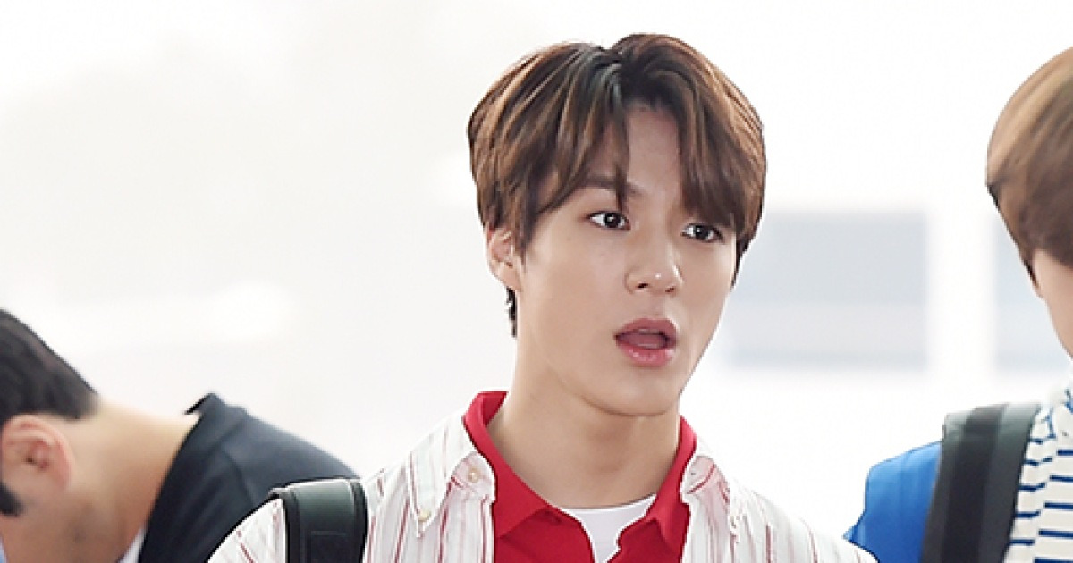 [MD포토] NCT 드림 제노 '팬들을 보며 깜짝 놀란 표정'