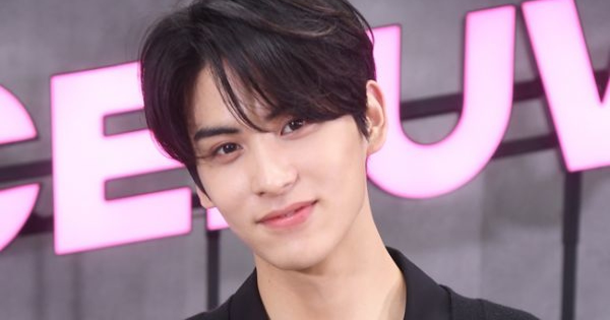 [ST포토] SF9 태양, '팬들에게 전하는 하트'