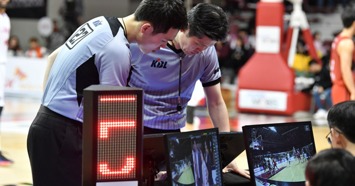 [JB포토] KBL 심판 '아웃에 대한 비디오판정'