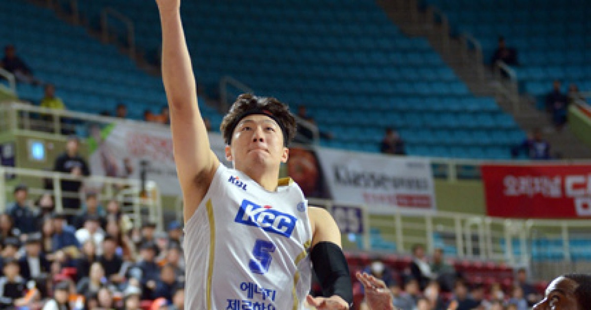 '이정현-브라운 56점 합작' KCC, 전자랜드 꺾고 4위 확정