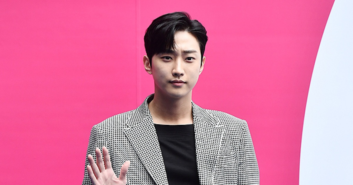 B1A4 진영, 스윗한 손 인사 [포토엔HD]