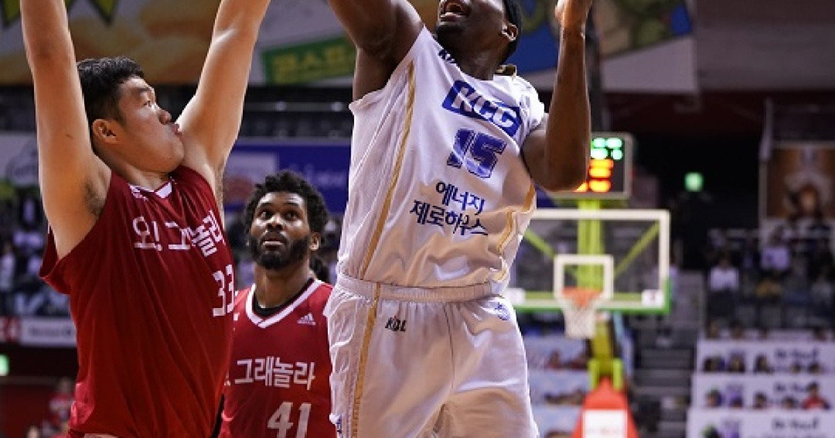 [BK Review] '브라운 날고, 송교창 꽂고' KCC, 6강 PO 3차전 접수..4강 진출까지 1승