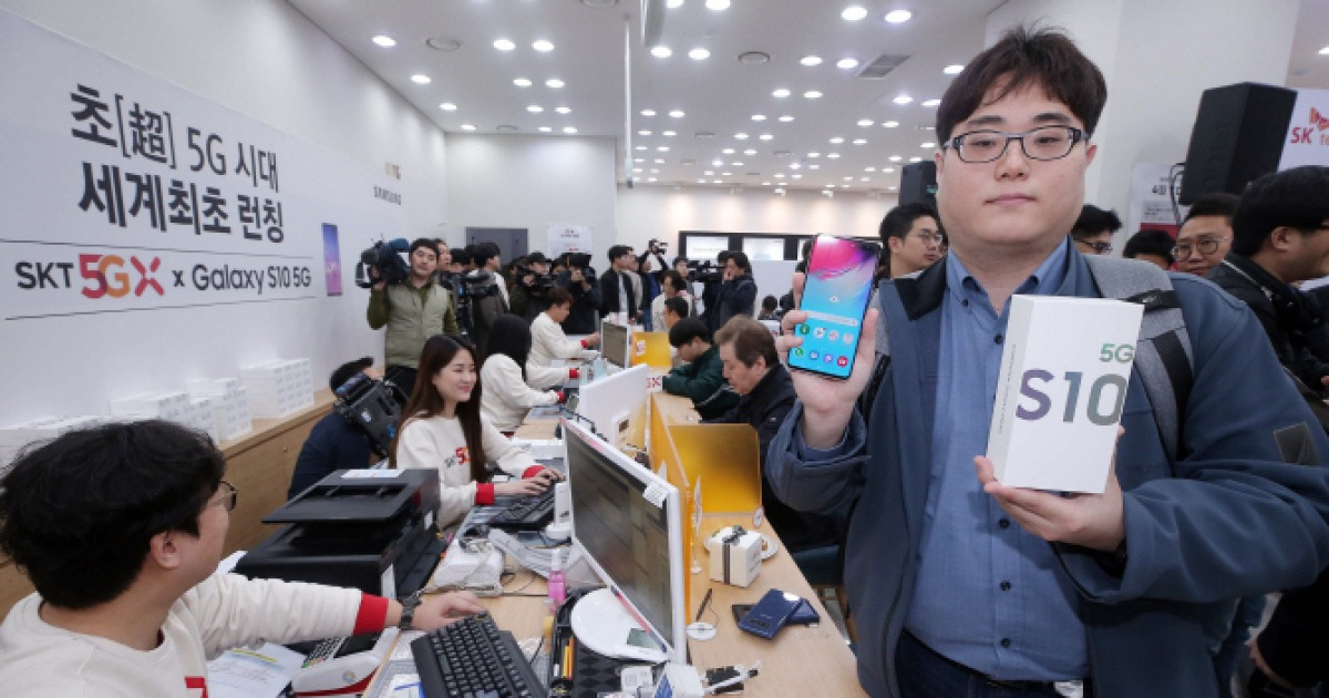 [포토]'제가 SKT 갤럭시 S10 5G 첫 개통자입니다'