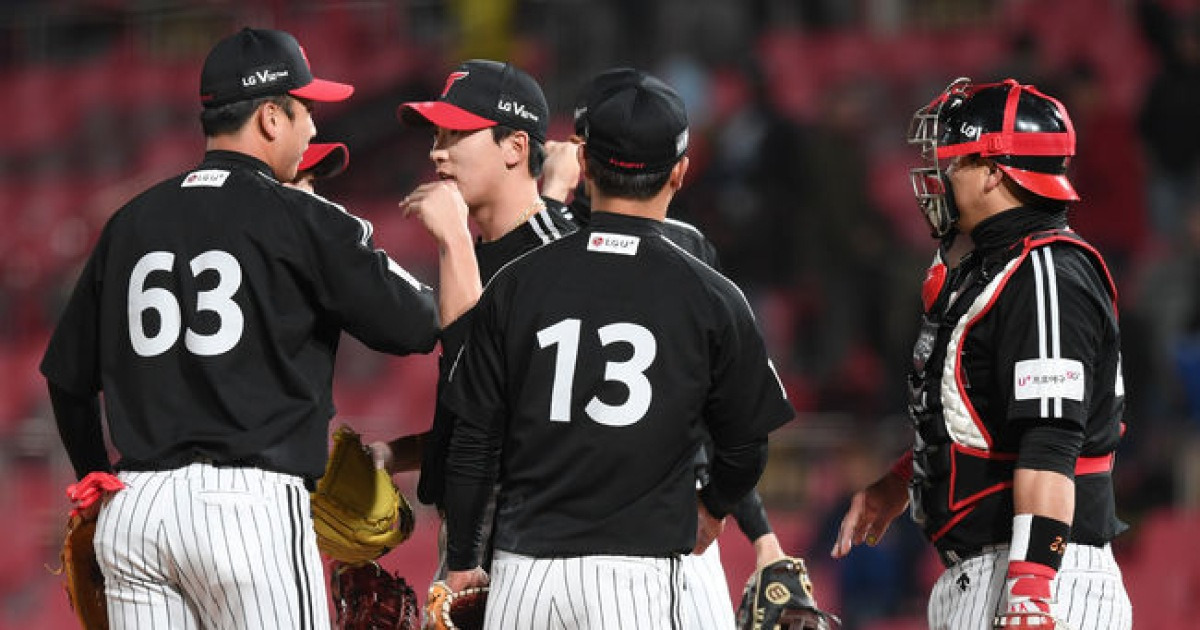 승리 기쁨 나누는 LG 선수단 [사진]