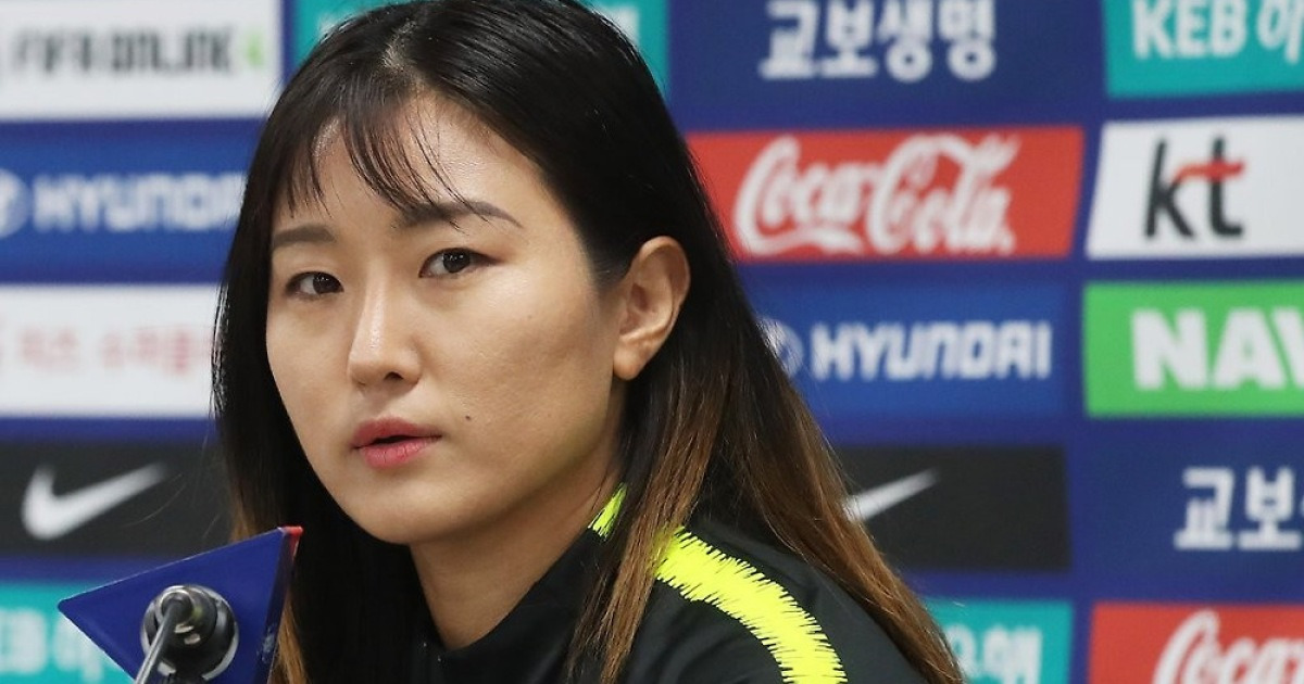 질문에 답하는 조소현 선수
