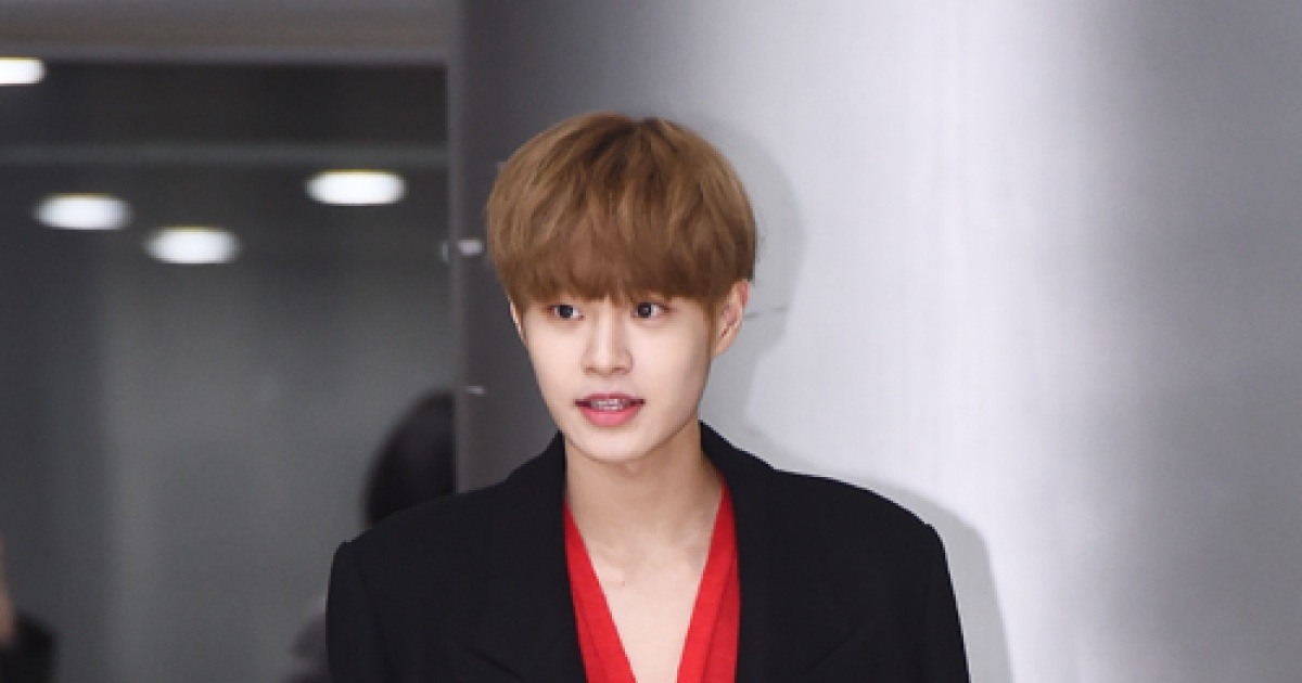 [MD화보] '맨살에 가디건만..' AB6IX 이대휘, 파격적인 의상