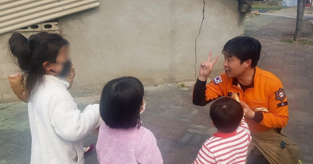 "소방관 아저씨, 산불 꺼주셔서 감사합니다"