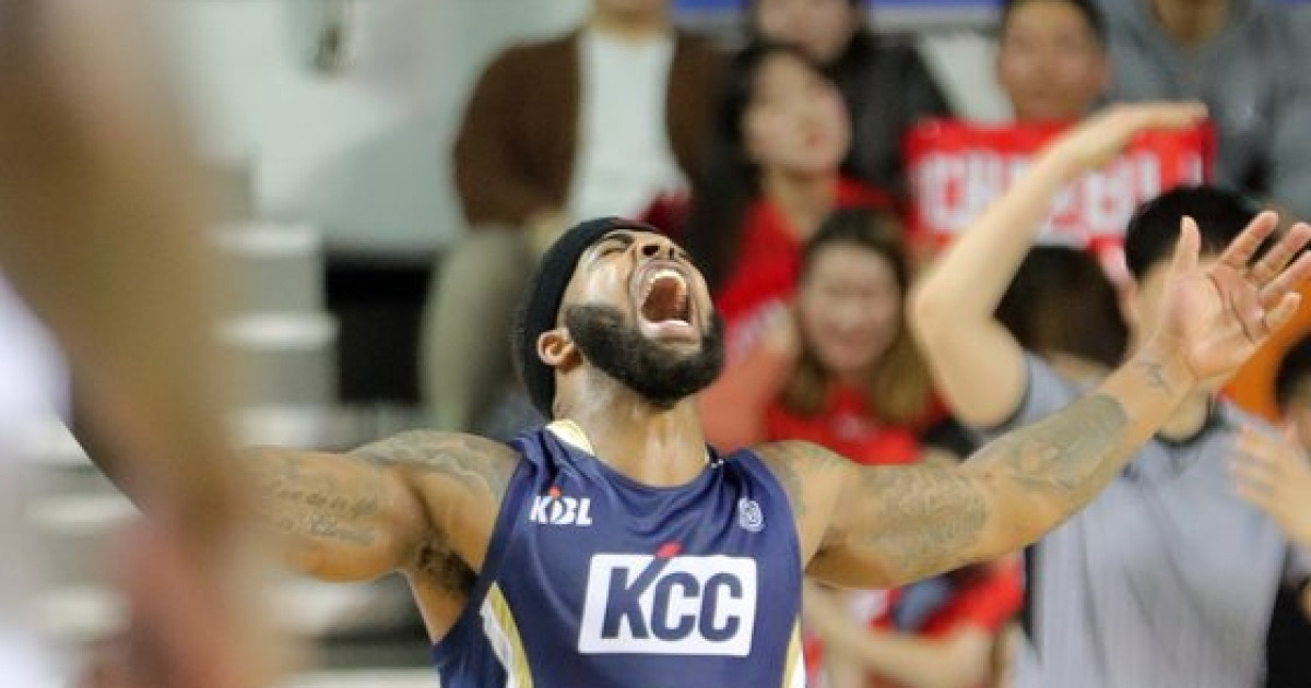 '킨 23점' 프로농구 KCC, 4강 PO 2패 뒤 첫승