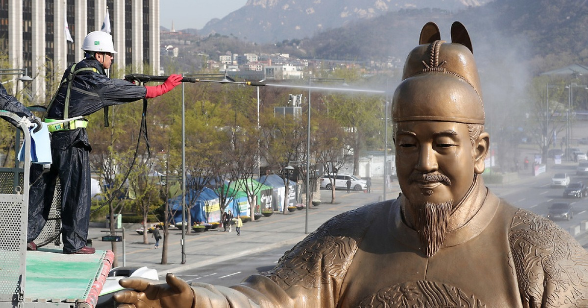 광화문 세종대왕·이순신 장군 동상 묵은 때 벗는다