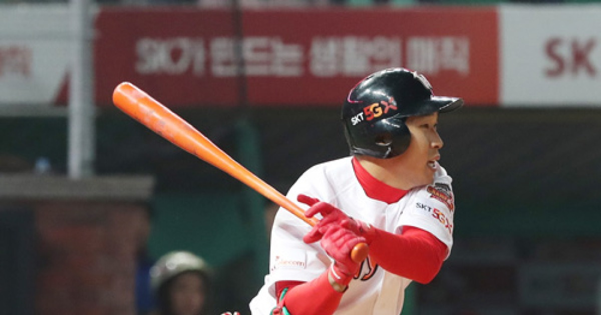 '고종욱 5안타' SK, KIA와 12회 혈투 끝 무승부..시즌 1호