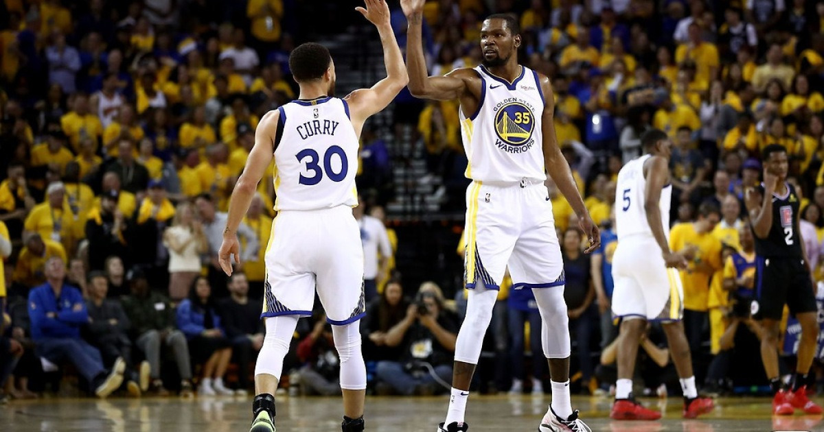 '커리 3점슛 8개 폭발' GSW, 클리퍼스에 먼저 1승