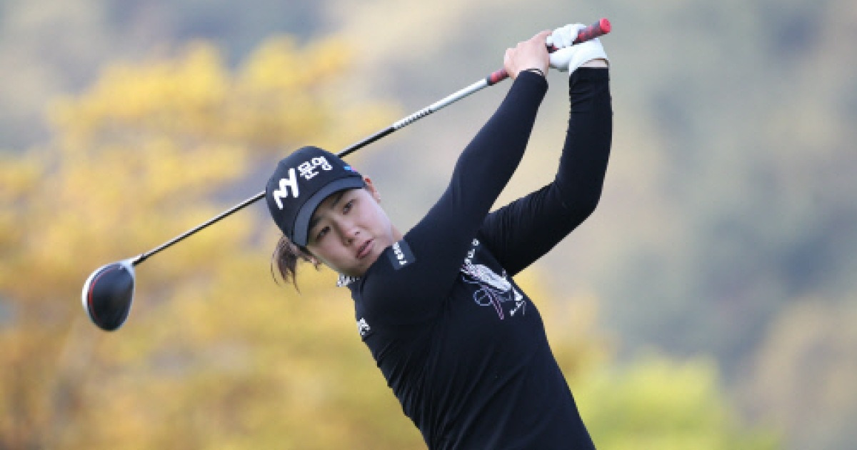 조정민, 셀트리온 퀸즈 마스터즈 초대 여왕 등극..KLPGA 통산 4승