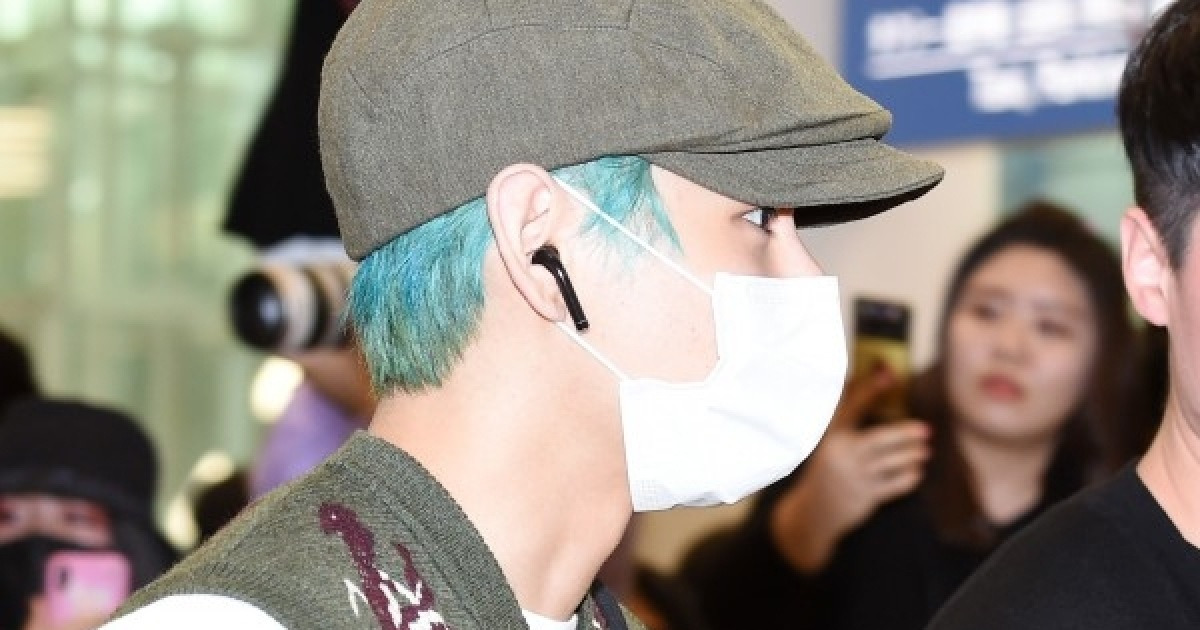 Bts 뷔 모자를 써도 튀는 파란 머리