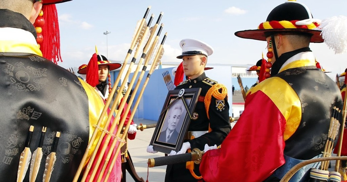 한국 전통 의장대 지나는 황운정 애국지사