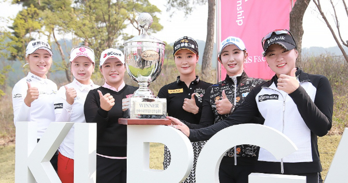 [포토] 크리스 F&C KLPGA 챔피언십 포토콜 '순회배 앞에서 엄지 척'