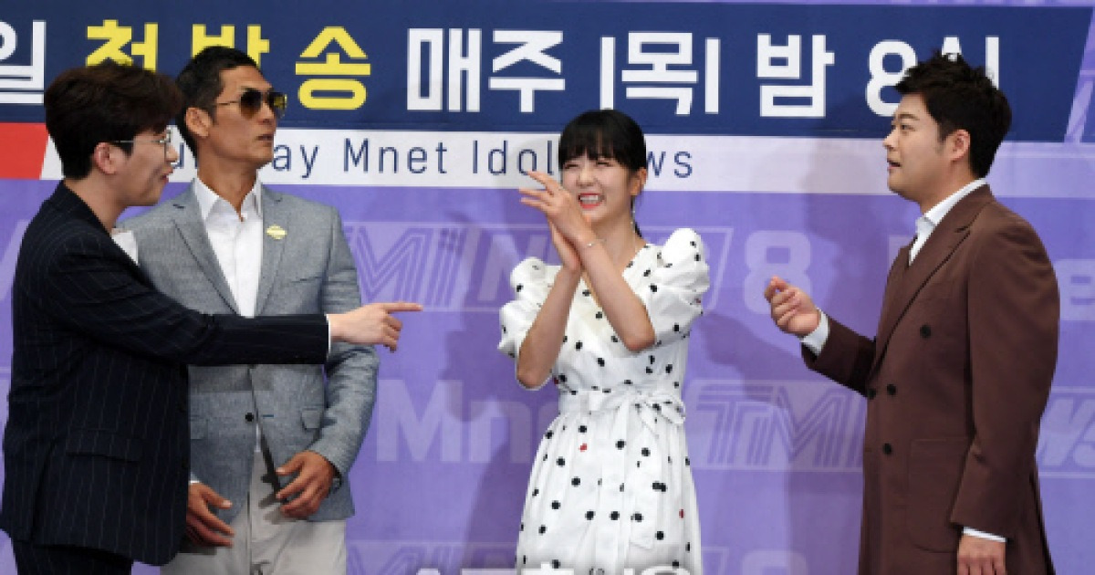 TMI NEWS 웃음터진 윤보미 기자 [포토]