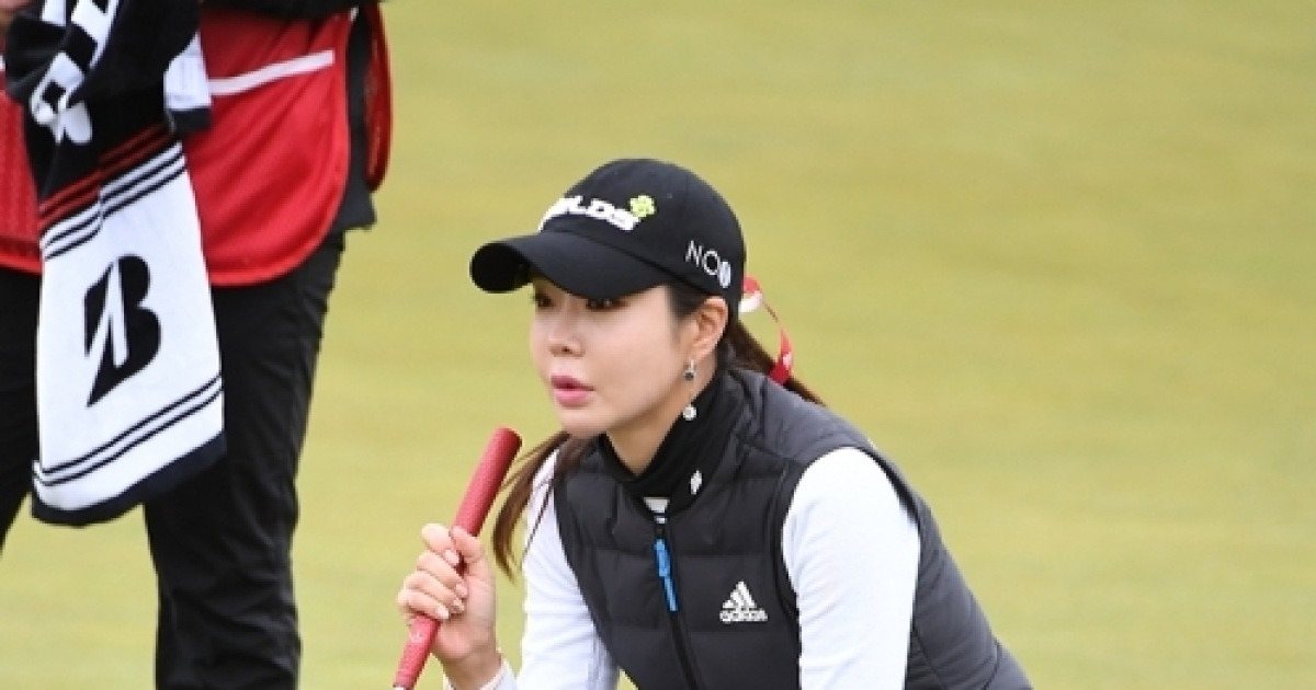 신중하게 그린을 살피는 안신애 [KLPGA챔피언십]