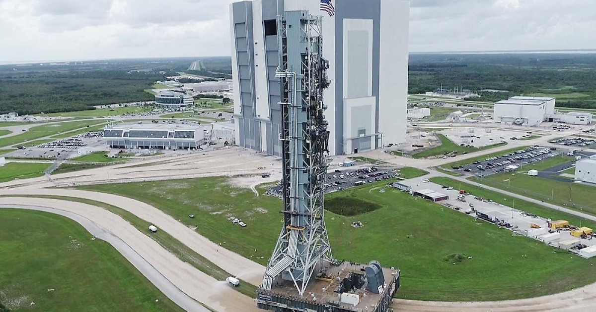 NASA 케네디우주센터 이동식 발사대 첫 공개