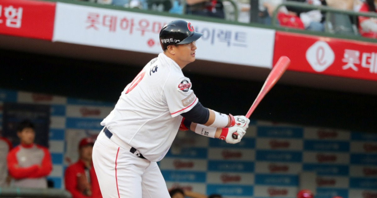 롯데 이대호, 통산 300홈런 달성..KBO 12번째