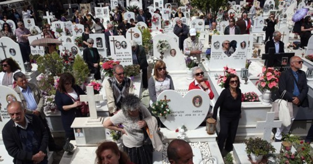 epaselect GREECE PHOTO SET HONORING THE DEAD