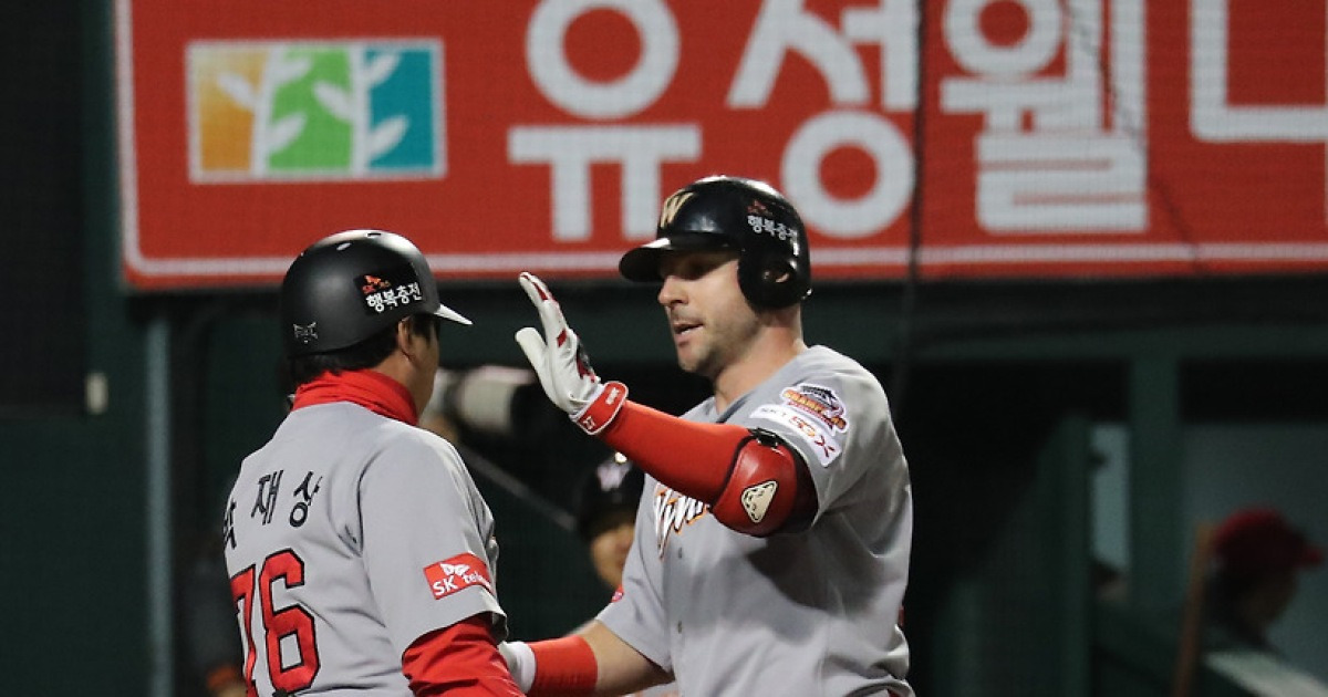 SK, KIA 대파하고 선두 질주..두산은 NC전 4연패 탈출(종합)