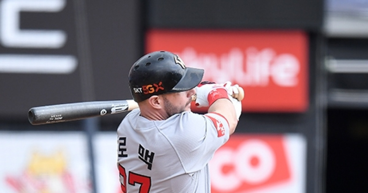 '로맥 4안타 3타점' SK, KIA 이틀 연속 제압.. 원정 11연승