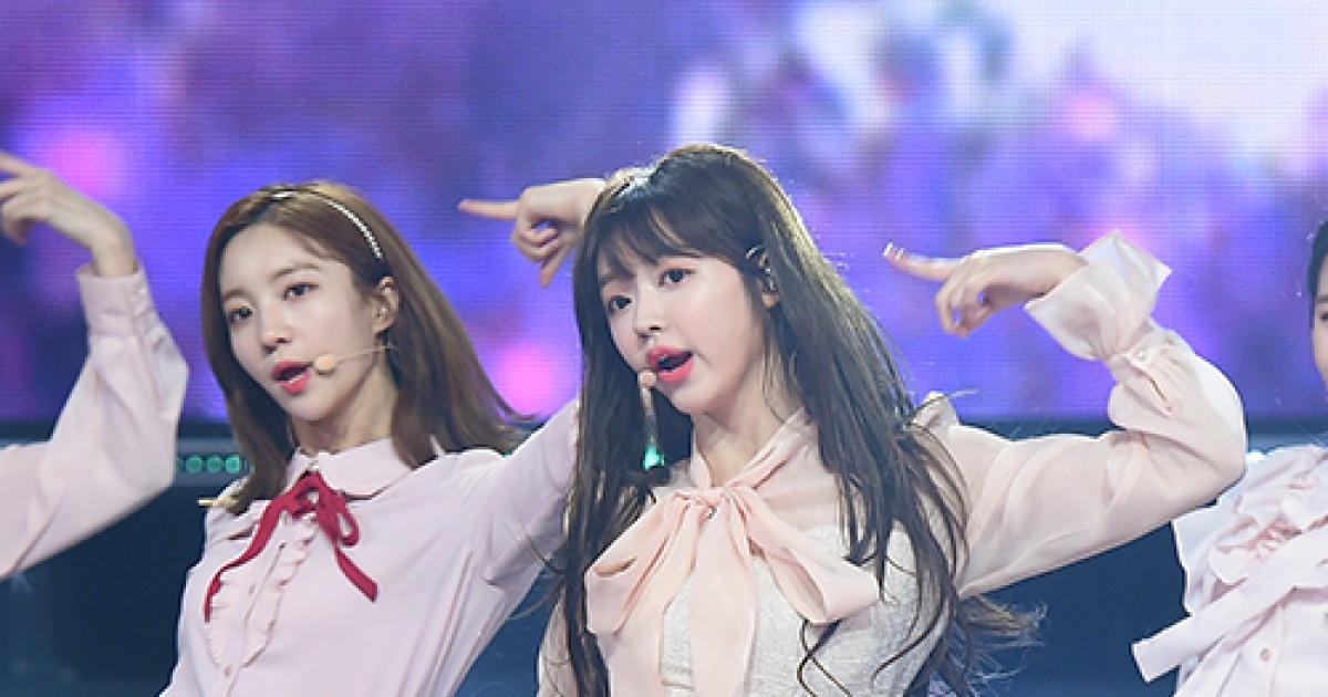 [md포토] 오마이걸 유아 매끈한 각선미