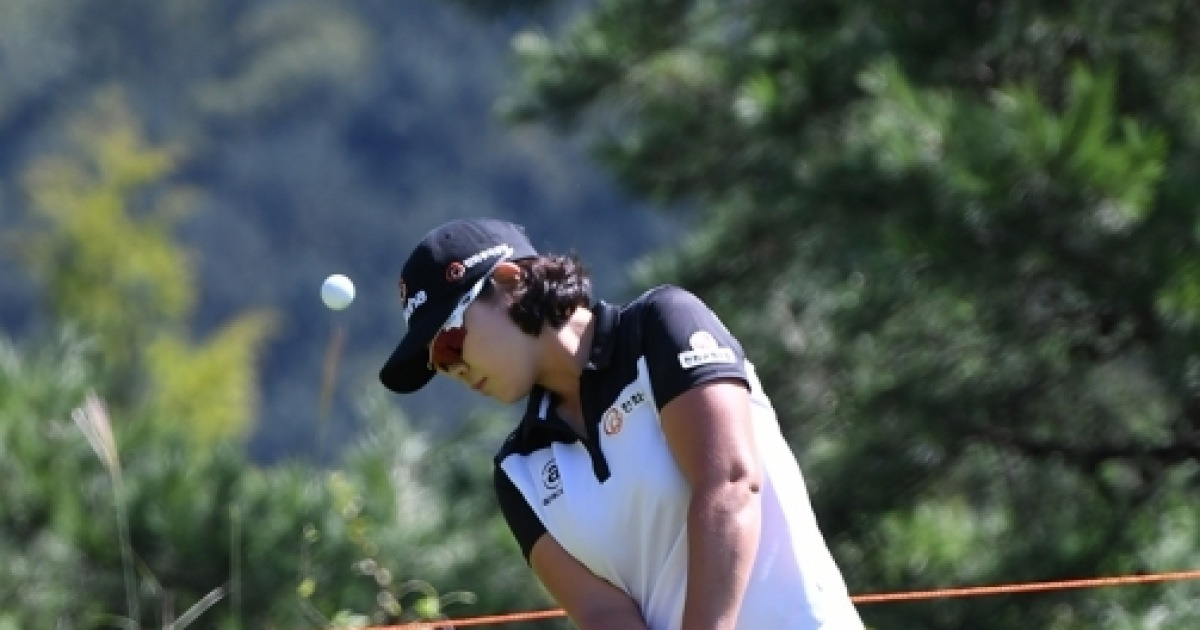 이민영, JLPGA 시즌 첫 우승..신지애는 준우승