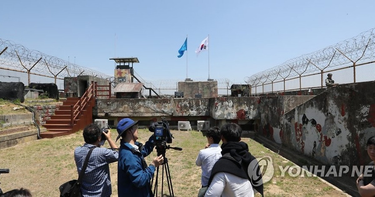 DMZ 화살머리 고지 GP 둘러보는 취재진들