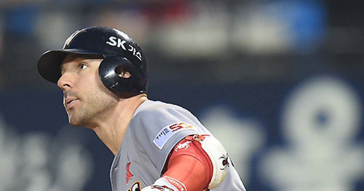 '로맥 쐐기 솔로포' SK, NC 잡고 선두유지