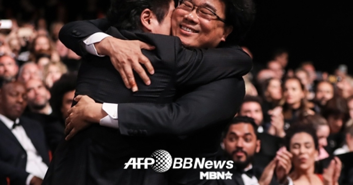 봉준호 감독-송강호, 황금종려상 호명에 진한 포옹 [MBN포토]