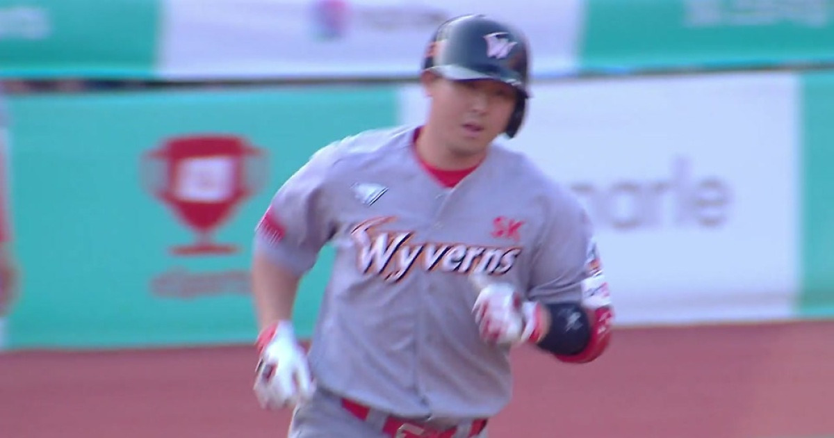 '최정 15호 홈런' SK, kt 제압