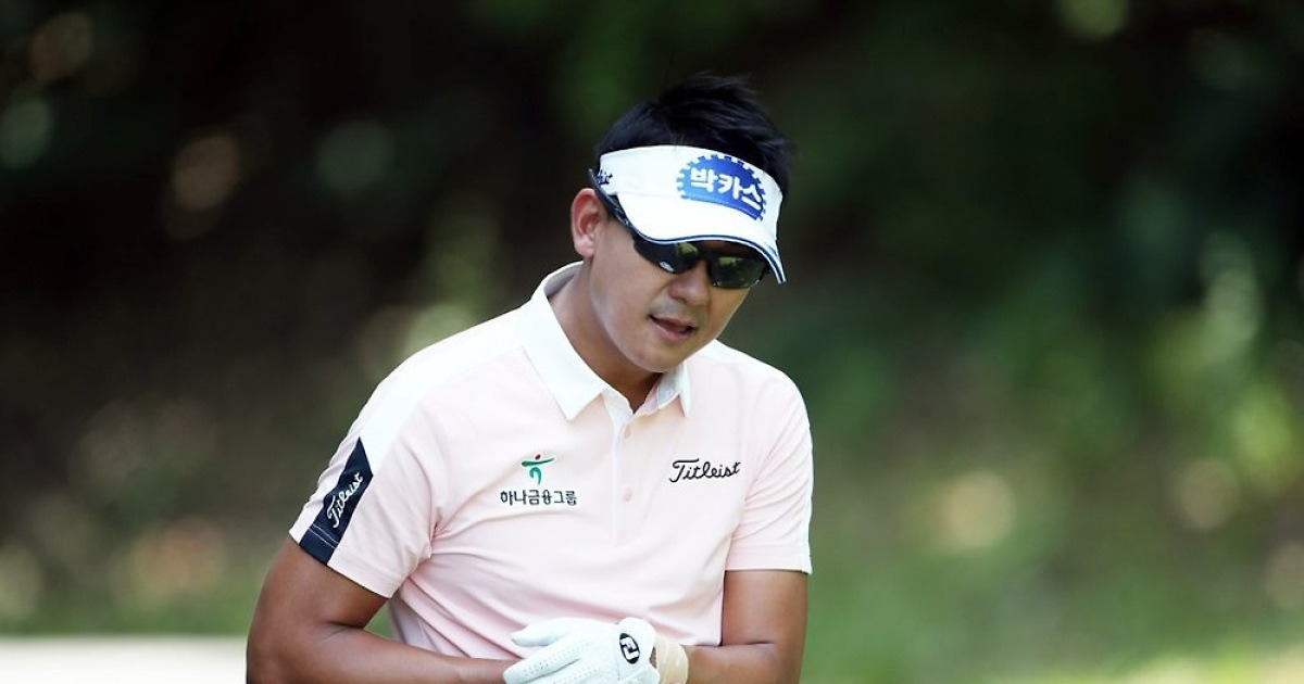 아픈 팔목 잡은 박상현