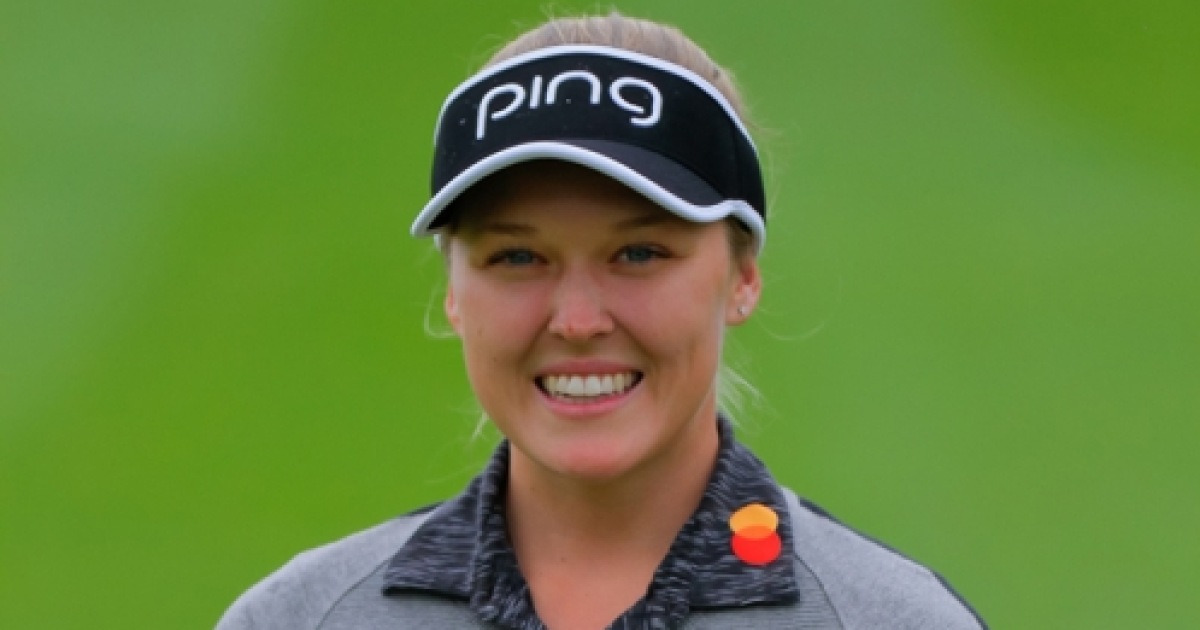 마이어 LPGA 클래식 우승 트로피를 들어올린 브룩 헨더슨