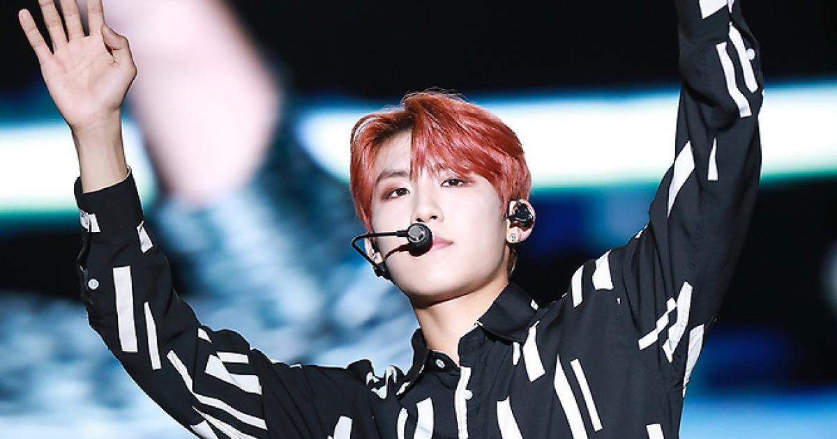 AB6IX 박우진, 손머리 위로 좌우로 흔들[포토엔HD]