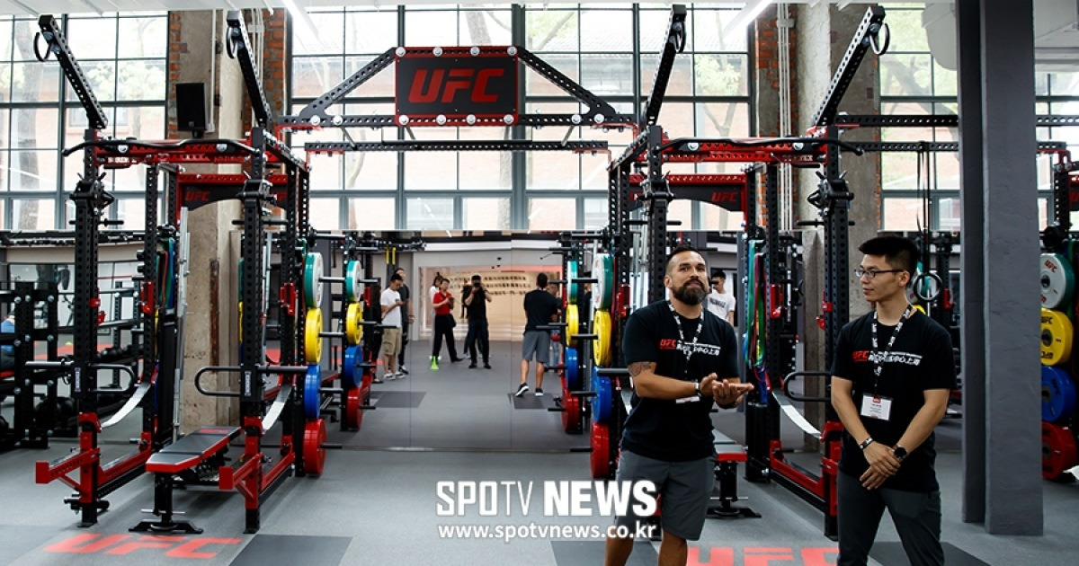 [포토S] 트레이닝 시설 설명하는 UFC PI 관계자