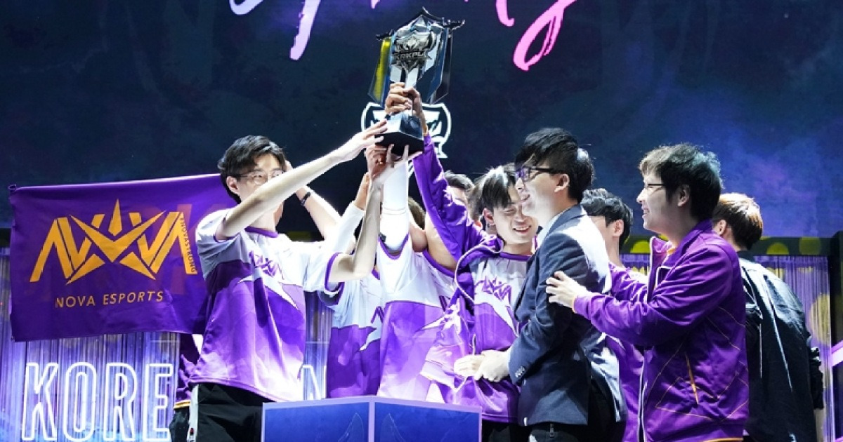 [포토] KRKPL 최후의 승자 노바, 우승 트로피 '번쩍'
