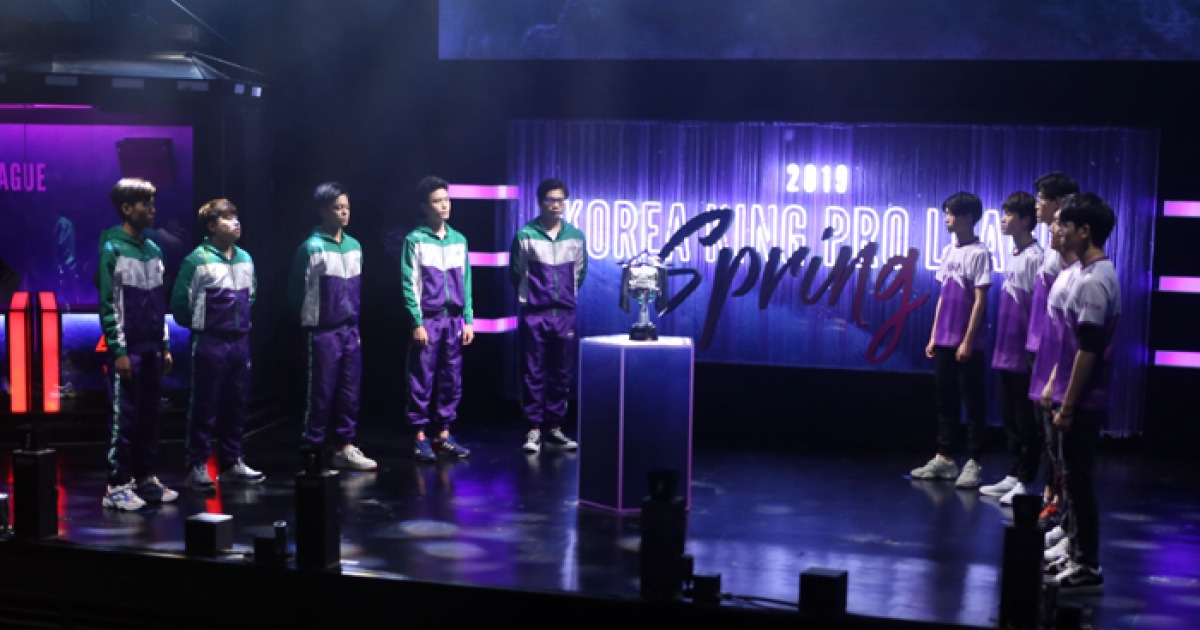 [포토] KRKPL 우승 트로피 둘러싸고 선 EMC-노바