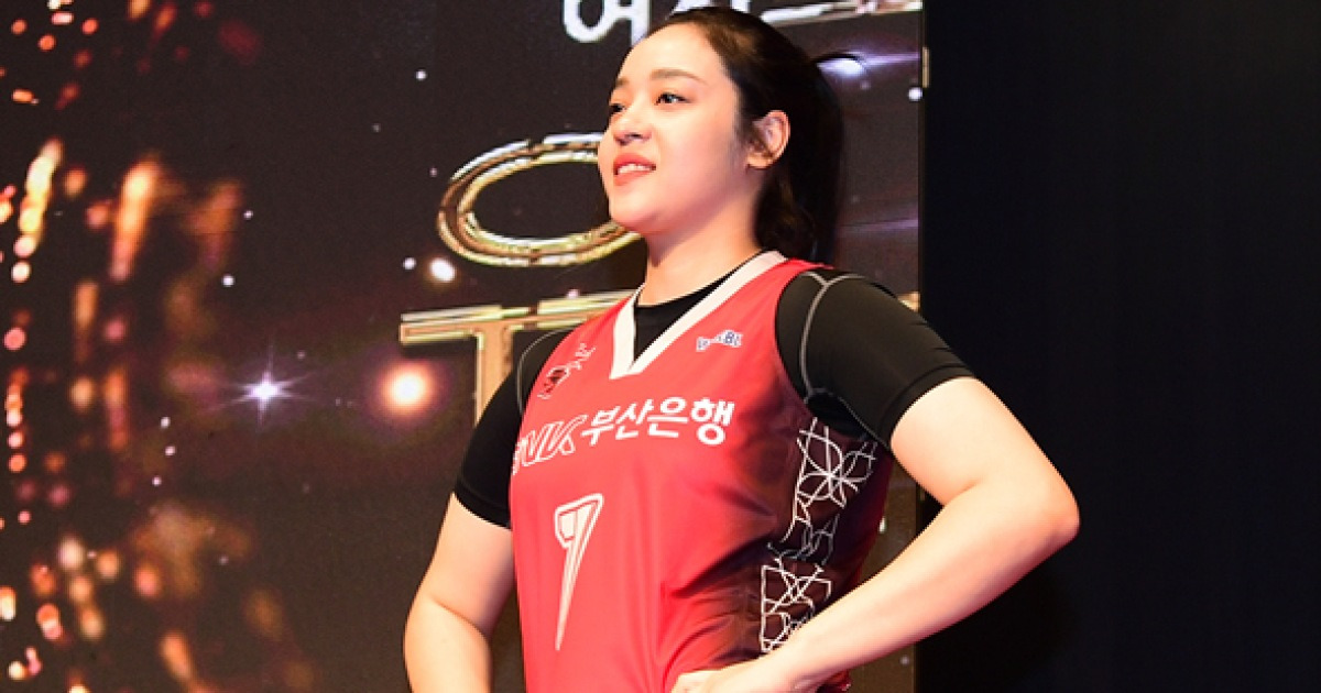 [JB포토] 'BNK 썸 여자프로농구단' 창단식에서 유니폼 입고 포즈취하는