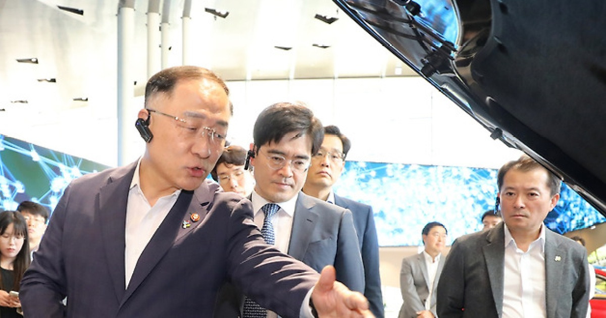 수소차 살펴보는 홍남기 부총리