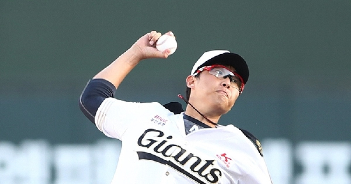 '최고 150km/h' 박세웅, KT 상대 복귀전서 3⅔이닝 4실점