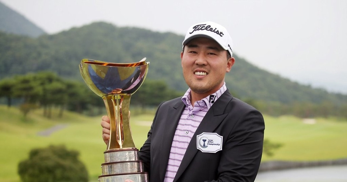 우승 트로피 들고 기념촬영하는 이원준