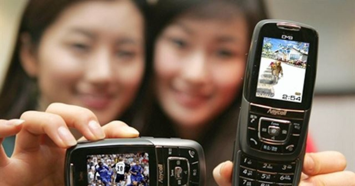 [겨를] 디지털시대 역주행하는 2G족 "011은 내 삶의 일부"