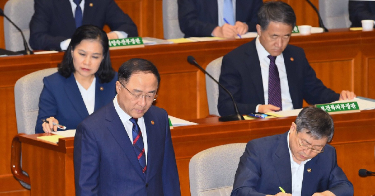 [포토]자리로 돌아가는 홍남기 경제부총리