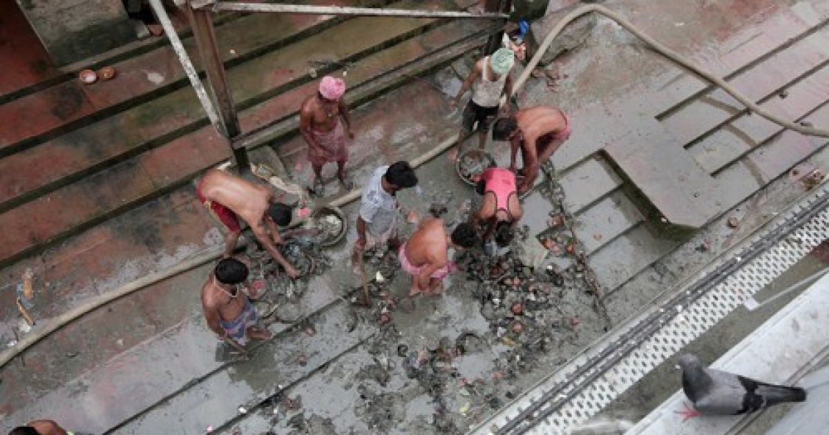 INDIA HOLY RIVER GANGES CLEANING