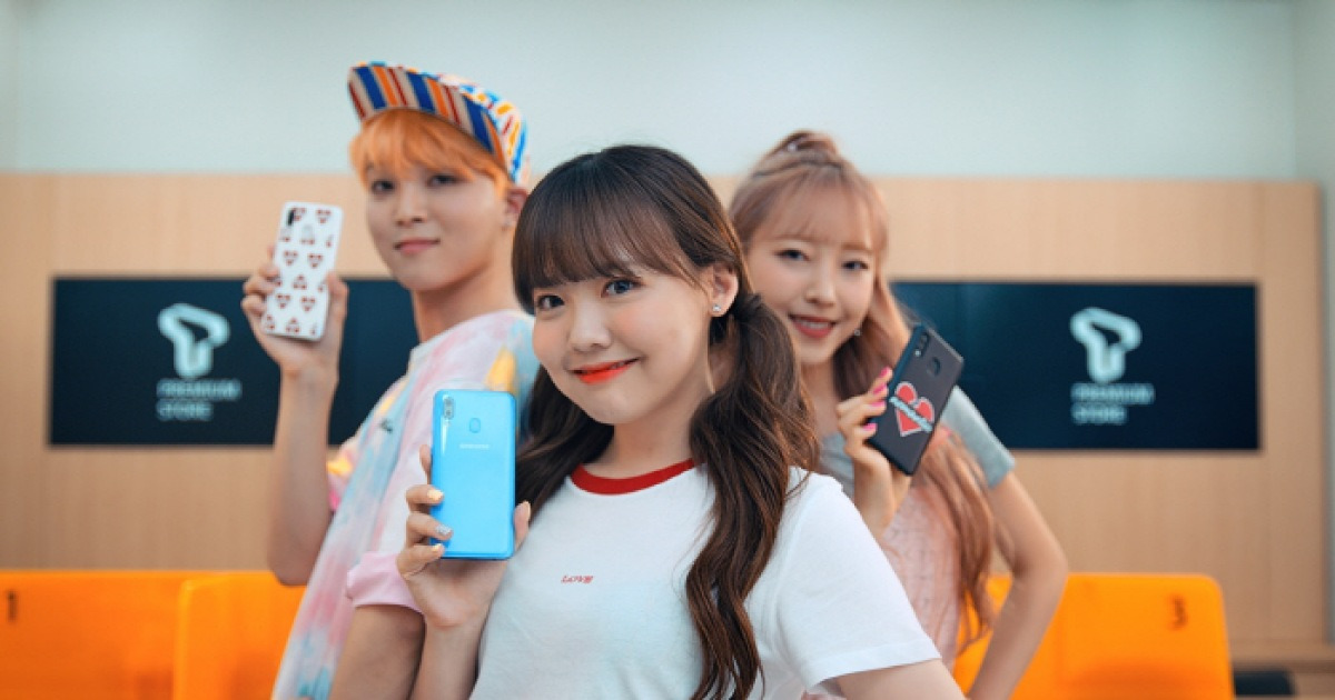 "셀피족 모여라"..SKT, 전면 2500만화소 '갤럭시A40' 출시