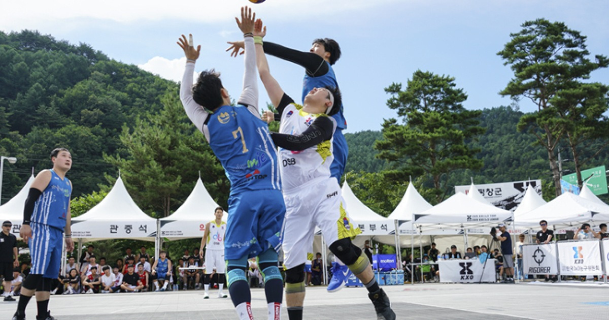 [JB포토] KXO 하늘내린인제 방덕원 '골밑은 어림없지'