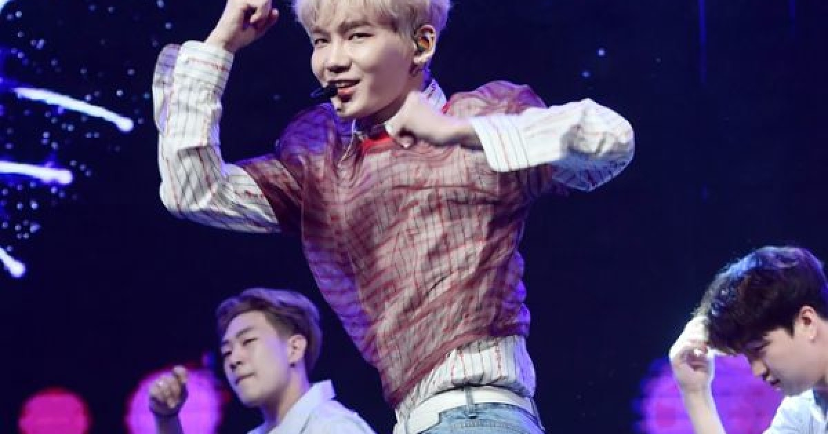 [ST포토] JBJ95 켄타, '앙증맞은 포인트 안무'