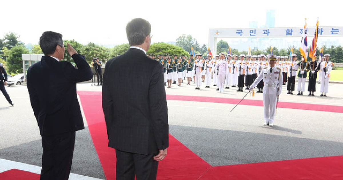 의장대 사열받는 마크 에스퍼-정경두 장관