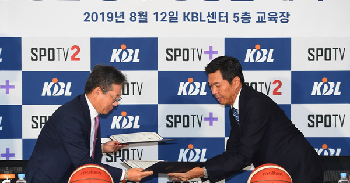 [JB포토] KBL 통합 중계 방송권 조인식, 조인서 교환